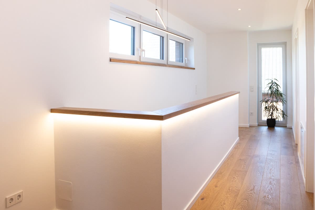 Geradlinige Treppe in Faltwerkoptik aus Eiche - boerger-holz.de