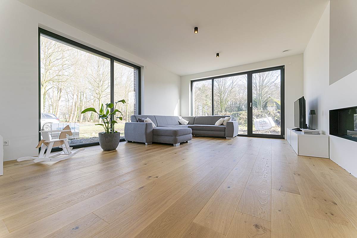 Eiche Echtholzboden mit leicht weißer Note für ein minimalistisches ...