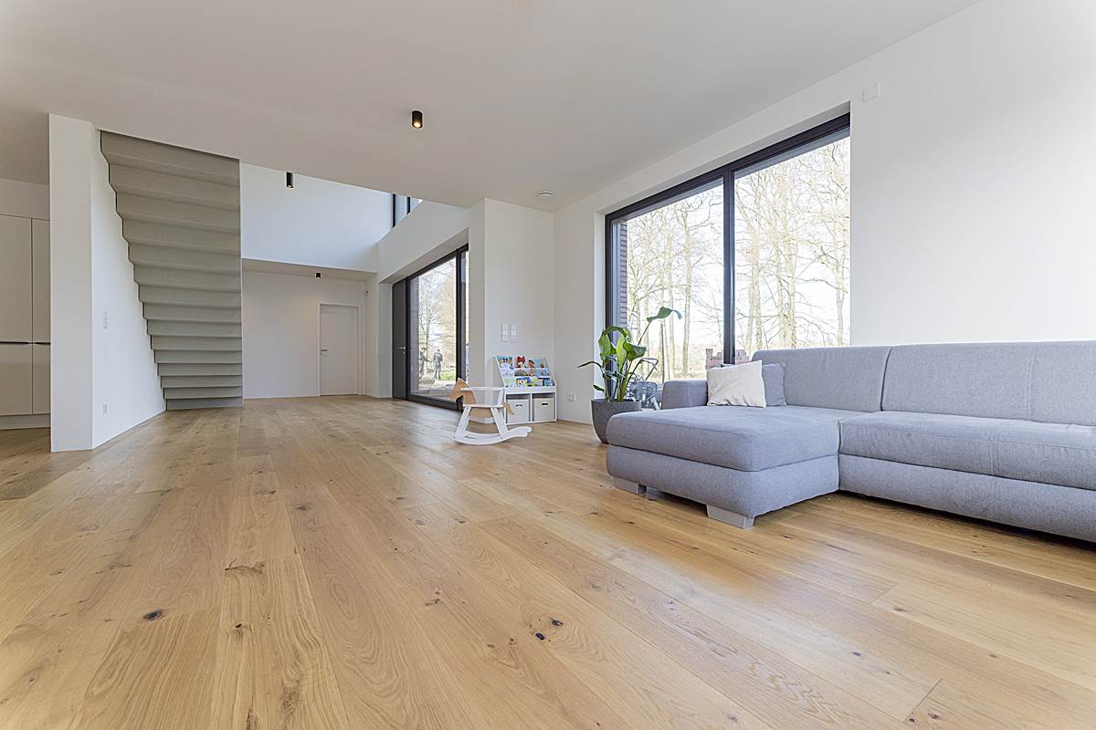 Eiche Echtholzboden mit leicht weißer Note für ein minimalistisches ...